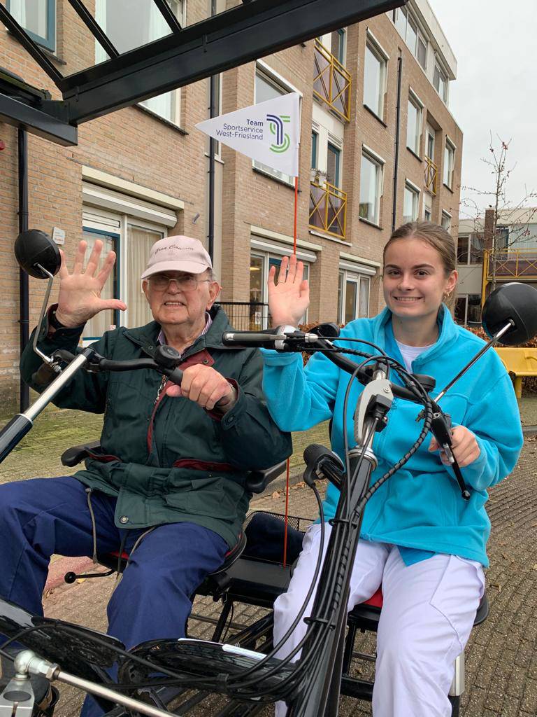 Veilig op de duofiets dankzij nieuwe fietsvlag - WilgaerdenLeekerweideGroep Veilig op de duofiets dankzij nieuwe fietsvlag - WilgaerdenLeekerweideGroep